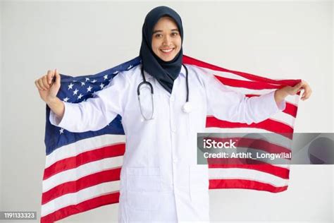 젊은 무슬림 여성 교환 학생 장학금 착용 미국 국기 위에 흰색 배경 개념 에 대한 히잡 소녀 이슬람 종교 아시아 행복 연합 단계 독립적 인 날 문화 개성 개념에 대한 스톡
