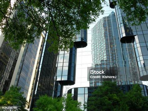 황혼에 초현대식 건축물로 하늘과 주변을 반사하는 구조물의 유리 정면이 있습니다 샬럿 노스캐롤라이나에 대한 스톡 사진 및 기타 이미지 샬럿 노스캐롤라이나 아름다움 고층