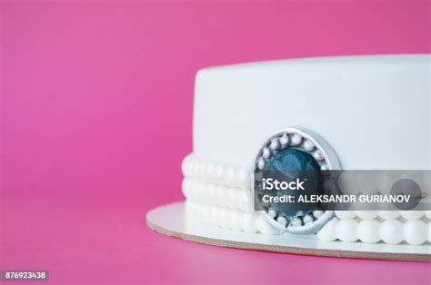 진주 분홍색 바탕에 돌의 보석에서에서 구슬로 장식 흰색 매스 틱 나무와 케이크 베이킹 0명에 대한 스톡 사진 및 기타 이미지 0명 공휴일 달콤한 음식 Istock