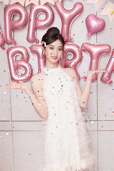 摊手 张开双手 女生