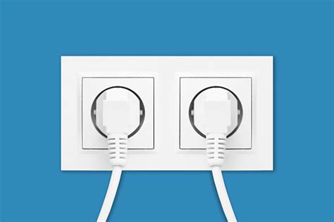 파란색 벽에 고립 된 새로운 전기 소켓 흰색 와이어 플러그가 연결되었습니다 개조 된 스튜디오 아파트 전원 공급 배경 0명에 대한