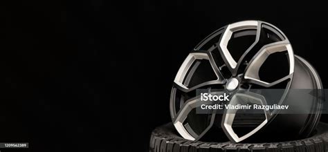 알루미늄 합금 휠 프리미엄 캐스트 스포크와 휠 림의 디자인 어두운 배경 클로즈업에 흰색과 검은 색 요소 긴 레이아웃 카피 스페이스 개념에 대한 스톡 사진 및 기타 이미지