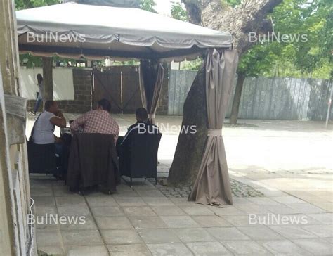 Папарашки снимки Полицейски шеф пие с наркотрафикант