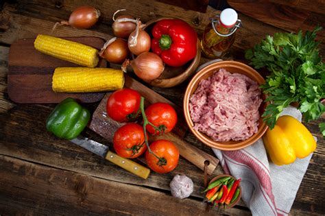 다진 고기 옥수수 토마토 마늘 양파 피망 고추 파 슬 리와 소박한 스타일에서 올리브 오일 0명에 대한 스톡 사진 및 기타 이미지 Istock