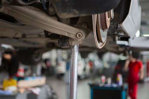 차고에 있는 차 특별 한 수리 장비가 있는 자동 수리 서비스 상점 0명에 대한 스톡 사진 및 기타 이미지 0명 검사 보기