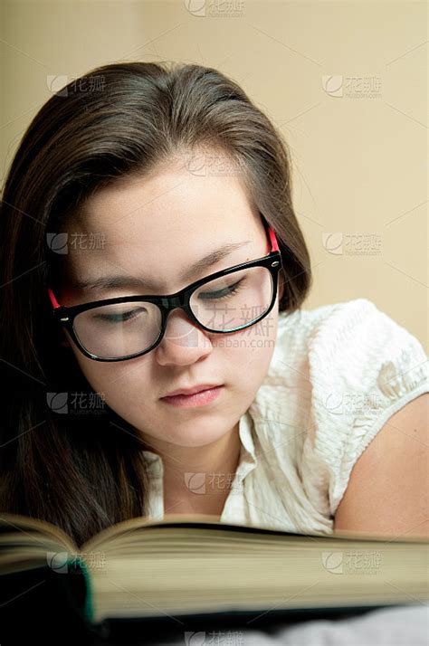 女孩戴着眼镜看书