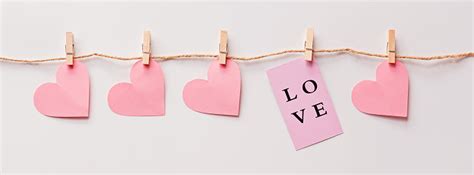 분홍색 난로와 흰색에 카드 사랑과 발렌타인 데이 배경 플랫 레이 상단 보기 모형 템플릿 복사 공간 2월 14일 축하를 위한 최소한의 추상구성 개념에 대한 스톡 사진 및 기타