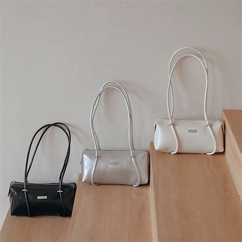 커먼유니크 블리아 오버 스트랩 숄더 백 봄여름사계절스퀘어유니크데일리