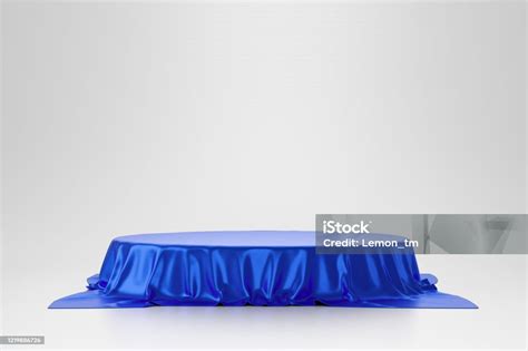 고급 스러운 개념으로 흰색 배경에 상단 받침대 또는 빈 연단 선반에 배치 된 파란색 고급 스러운 직물 또는 천 박물관 또는 갤러리 배경 제품입니다 3d 렌더링 0명에 대한