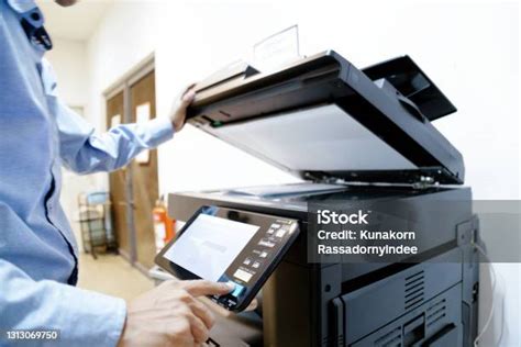 버스니스 맨 핸드 버튼 은 프린터 패널 사무실 복사 기계 용품에서 프린터 스캐너 레이저 를 시작 개념 서비스에 대한 스톡 사진 및 기타 이미지 Istock