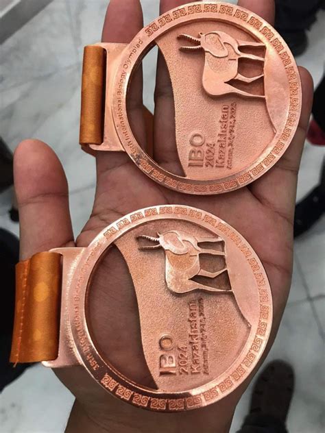 Олон улсын биологийн олимпиадаас хос хүрэл медаль хүртлээ