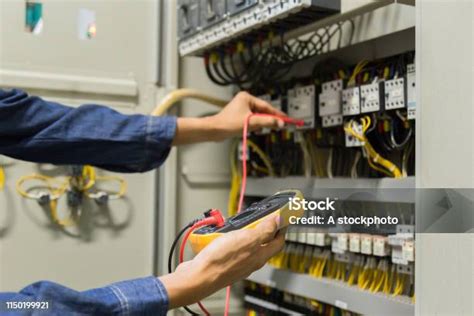 전기 엔지니어 작업 테스터는 전기 캐비닛 제어에서 전력 라인의 전압과 전류를 측정합니다 전기공에 대한 스톡 사진 및 기타 이미지