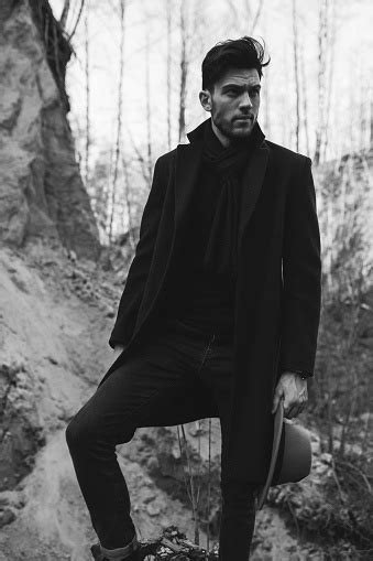 남성 초상화입니다 모자를 쓴 갈색 머리 남자와 숲의 코트 흑백 사진 느와르 탐정 고급 의상에 대한 스톡 사진 및 기타 이미지 고급 의상 남성 패션모델 Istock