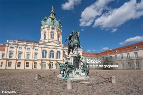 샤를로텐부르크 궁전과 위대한 선제후 프리드리히 빌헬름 동상 베를린 독일 샤를로텐부르크 궁전에 대한 스톡 사진 및 기타 이미지 샤를로텐부르크 궁전 0명 건물 외관