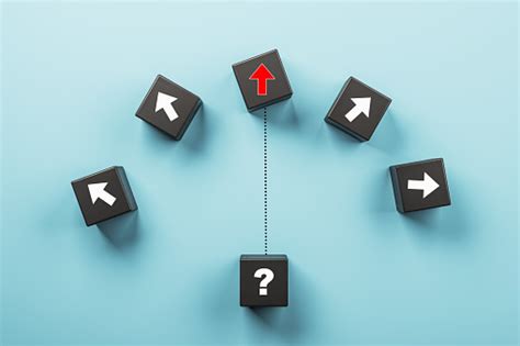 방향 화살표와 물음표 기호가 있는 검은색 큐브는 밝은 파란색 배경에 의사 결정을 나타내며 선택의 창의적인 개념입니다 3d 렌더링 0명에 대한 스톡 사진 및 기타 이미지