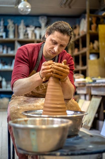 Un Homme Fait De La Poterie Sur Une Roue De Potier Un Homme Fait De Largile De Poterie