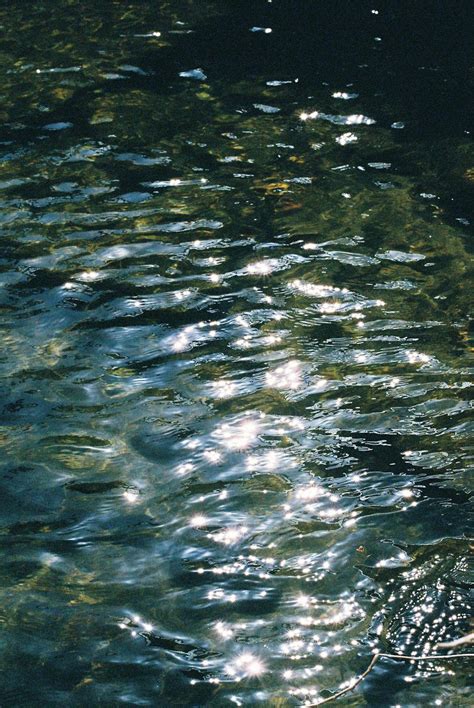 집 밖의 가벼운 간단한 배경 거품 경치가 좋은 고요한 고요함 높은 각도보기 물 물 패턴 물 햇살 미니멀리즘