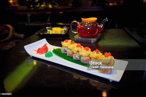 일본 레스토랑 롤은 새우 튀김 연어 소스 바나나 잎 생강 와 사비 아보카도 과일 차의 찻주전자 0명에 대한 스톡 사진 및 기타 이미지 Istock