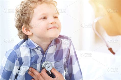 辅导讲座 听诊器 儿童 健康保健 病人 男孩 概念 童年 检查