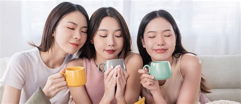 젊은 아름 다운 아시아 여성 그룹 손의 초상화 거실에서 커피 잔 아침 시간을 들고 행복 쾌활한 여름에 휴식을 취합니다 한국 아시아 메이크업 웨이크업 대학 아시아 함께 라이프