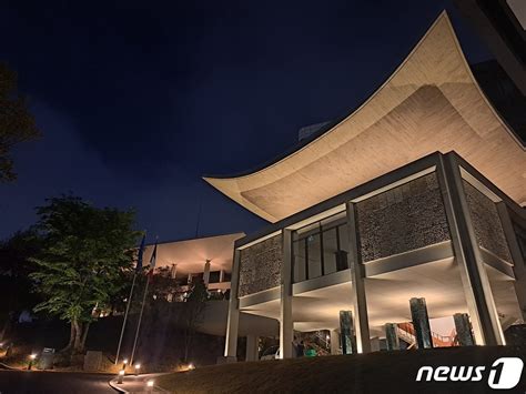 프랑스대사관에 되살아난 김중업 손길…건축과 건설 사이[부동산백서]