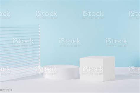 아크릴 플레이트 연단 세련된 소품이 있는 파란색 배경에 화장품 포장 배경 보석 프리젠 테이션을위한 쇼케이스 광고를위한 디스플레이