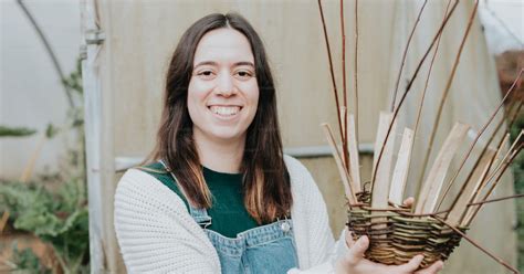 막대기로 가득 찬 바구니를 들고 있는 여자 사진 Unsplash의 직업적인 이미지