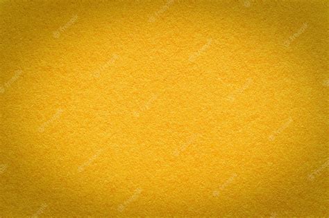 프레임이 있는 공예 노란색 판지의 어두운 비네트 구조가 있는 빈티지 종이 황금 그라데이션 배경의 질감 프리미엄 사진