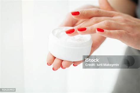 손 피부 관리입니다 여성 손 크림 튜브를 들고 자연 매니큐어 손톱 화장품 핸드 크림을 적용 하는 부드러운 실크 건강 한 피부에 아름 다운 여자 손 클로즈업 깨끗한에 대한