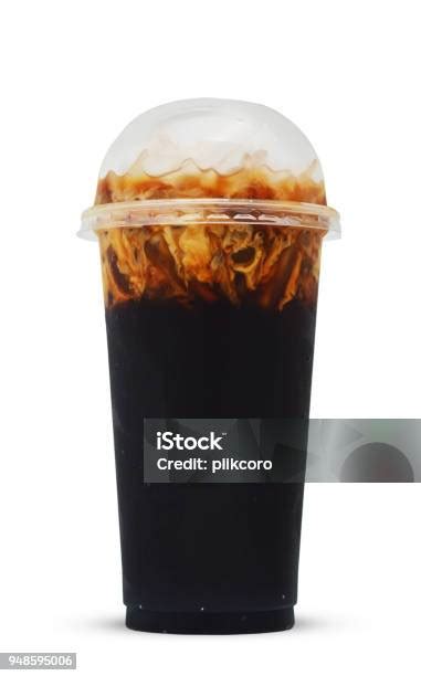아이스 블랙 커피와 우유 플라스틱 유리에 흰색 배경에서 분리 0명에 대한 스톡 사진 및 기타 이미지 0명 마실 것 멀리
