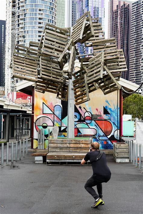 거리에서 스케이트보드를 타는 사람 사진 Unsplash의 무료 사람 이미지
