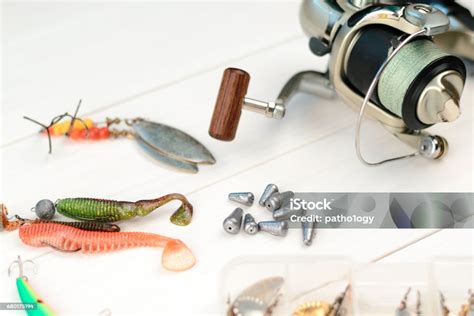 낚시 릴과 로드 숟가락 미끼 태 클 잡기 또는에 약탈 하는 물고기를 낚시 상자에서 Wobblers 화이트 빈티지 나무 배경 0명에 대한 스톡 사진 및 기타 이미지 Istock