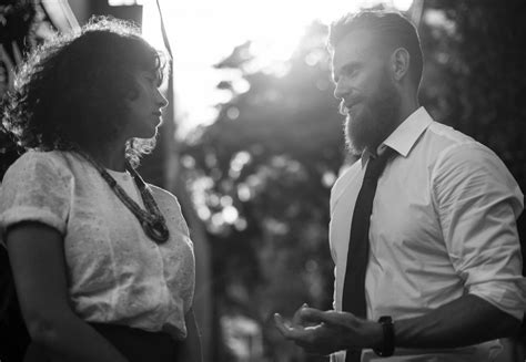 무료 이미지 화이트 검은 검정색과 흰색 단색화 흑백 사진 스냅 사진 사진술 상호 작용 대화 행사 적응 미소 몸짓 스타일 거리 2500x1728