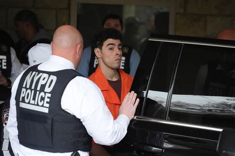 Emotionless Ceo ‘killer Luigi Mangione Flanked By Armed Cops As Hes Ushered Into Nyc Court To