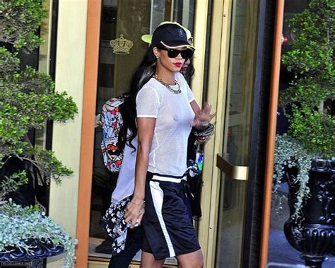 Foto De Rihanna In White