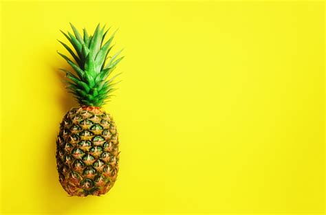 노란색 바탕에 파인애플입니다 최고의 볼 수 있습니다 공간에 복사 합니다 최소한의 스타일에 대 한 패턴입니다 팝 아트 디자인 창조적인 개념 0명에 대한 스톡 사진 및 기타