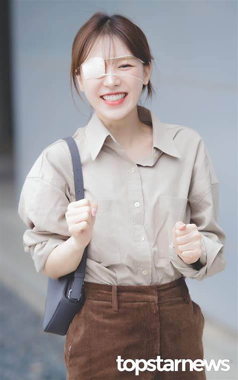 [hd포토] 레드벨벳 웬디 주먹 앙 쥐고 귀엽게 웬디의 영스트리트 출근길 네이트 뉴스