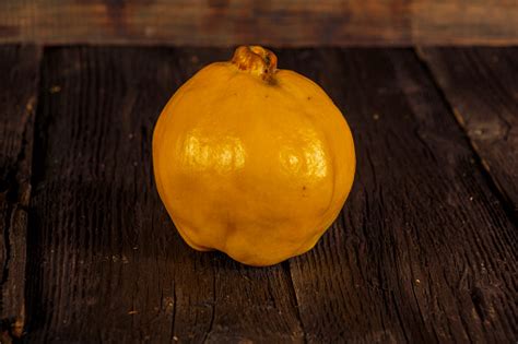 잘 익은 노란 마 르 멜로 또는 여왕 애플 과일과 씨앗 검은 소박한 나무 테이블 클로즈업에 공예 나무 접시에 얇게 썬된 마 르 멜로 Lobules 0명에 대한 스톡 사진 및