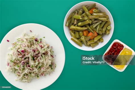 다이콘 샐러드 양파 딜을 색채가 있는 배경에 얹어 드실 수 있습니다 흰 접시에 샐러드 채식 음식 건강한 식사 0명에 대한 스톡 사진 및 기타 이미지 Istock