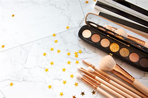 아이섀도우 팔레트와 메이크업 브러쉬의 다양한 크기의 장식 적인 화장품의 플랫 레이 구성 금색에 대한 스톡 사진 및 기타 이미지 금색 0명 개념 Istock