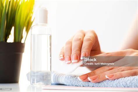 손톱 관리 아름다운 여자의 손톱과 프랑스 매니큐어 뷰티 스튜디오에서 깨끗한에 대한 스톡 사진 및 기타 이미지 깨끗한 꽃 식물 매니큐어 미용술 Istock