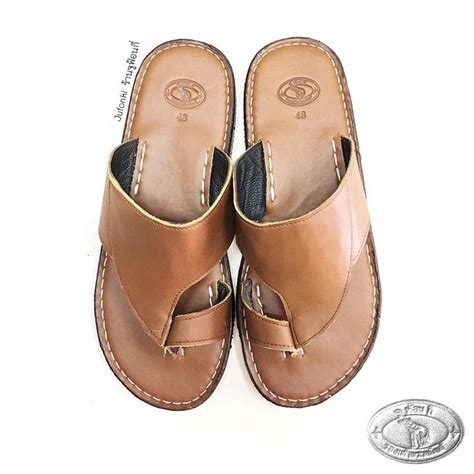 รองเท้าแตะหนังแท้ รองเท้าแตะหูหนีบชาย แบบสวมหัวนิ้วโป้ง รองเท้าลำลอง ใส่ได้ทุกโอกาส Shopee