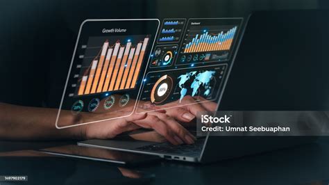 자신의 산업을 평가하는 사업가 마케팅 재무 조직 계획 엔터프라이즈 데이터 관리 차트 메트릭 및 Kpi를 활용하여 조직 성과를 개선하는 비즈니스 분석 인포그래픽에 대한 스톡