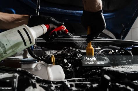 자동차 서비스를 자세히 설명하는 스프레이 브러시 및 세제로 자동차 엔진을 세척합니다 먼지와 오물로부터 모터를 청소하는 세부 사항 자동차 엔진에 세제를 뿌립니다 교통수단에