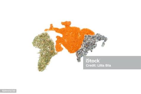 흰색 배경에 고립 된 다양한 종류의 향신료로 만든 세계지도 건조한에 대한 스톡 사진 및 기타 이미지 건조한 계피 드레싱