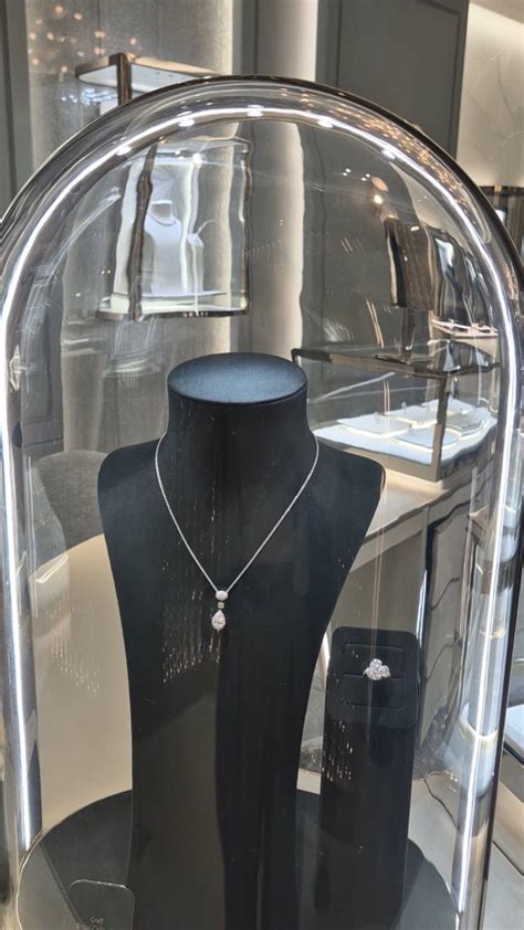 크로노스 코리아 ️ww 2025 ️ 피아제 피아제가 식스티 컬렉션을 공개했습니다 트라페즈 형태를 재해석해 탄생한 워치입니다 1960년대 특유의 대담함에 현대적인