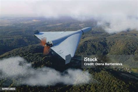 러시아군 가미카제 드론 샤헤드가 페요사게 산 위로 구름 속을 날고 있고 하늘을 나는 이란 전투 드론 우크라이나 전쟁 무인 항공기에 대한 스톡 사진 및 기타 이미지 Istock