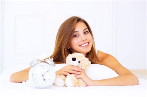 床上的微笑女孩图片 带着泰迪熊躺在床上的微笑女孩素材 高清图片 摄影照片 寻图免费打包下载