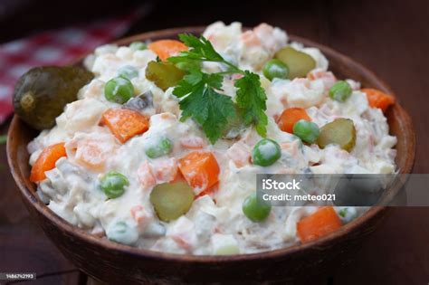 삶은 야채와 마요네즈를 곁들인 고기로 만든 전통적인 러시아 샐러드 Olivier 감자 요리에 대한 스톡 사진 및 기타 이미지 감자 요리 건강한 생활방식 건강한 식생활