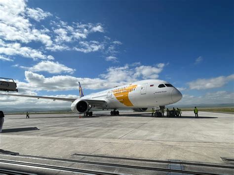 “Хубилай хаан агаарын хөлөг Чингис хаан нисэх буудалд буулаа